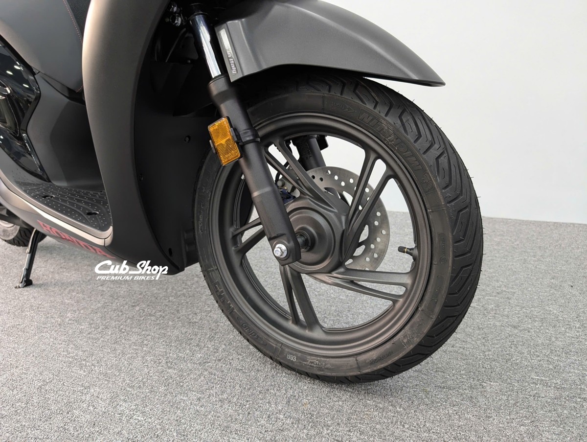 Bộ sưu tập hình ảnh xe Honda Sh150i Sport 2025 màu đen bùng nổ tại Việt Nam